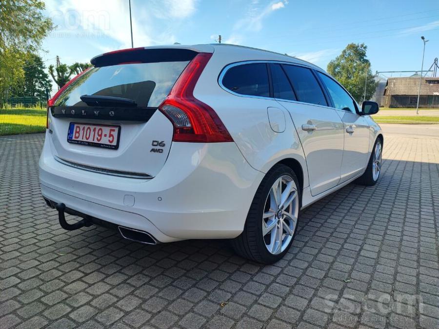 White Volvo V60 2013 in Cesis, with an engine capacity of 2.40 L and mileage of 0 thousand km for 8750 €, photo 6 on AUTOMOTO.COM.LV