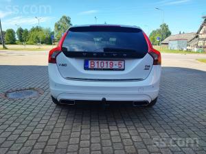 White Volvo V60 2013 in Cesis, with an engine capacity of 2.40 L and mileage of 0 thousand km for 8750 €, photo 7 on AUTOMOTO.COM.LV
