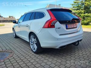 White Volvo V60 2013 in Cesis, with an engine capacity of 2.40 L and mileage of 0 thousand km for 8750 €, photo 8 on AUTOMOTO.COM.LV