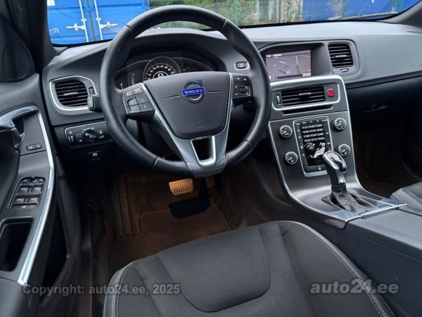 White Volvo V60 2013 in Paide, with an engine capacity of 2.00 L and mileage of 216 thousand km for 9390 €, photo 11 on AUTOMOTO.COM.LV