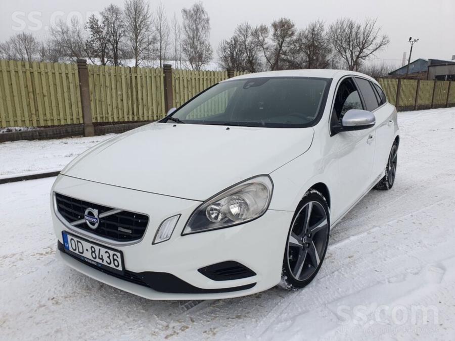 Balts Volvo V60 2013 Daugavpils, ar dzinēja tilpumu 2.00 L un nobraukumu 0 tūkst. km par 6250 €, foto 1 vietnē AUTOMOTO.COM.LV