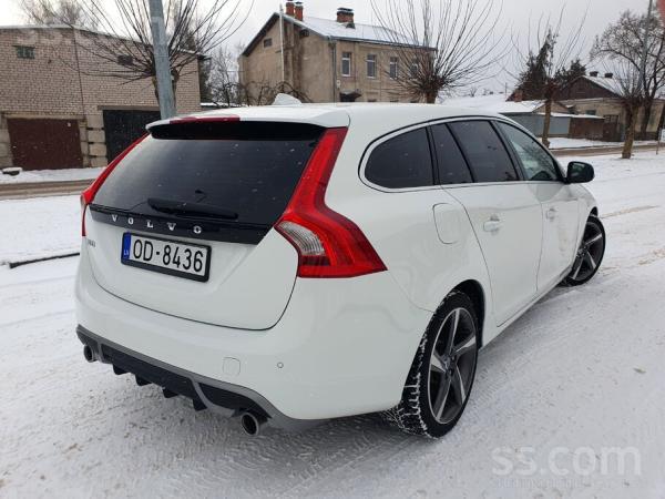 Balts Volvo V60 2013 Daugavpils, ar dzinēja tilpumu 2.00 L un nobraukumu 0 tūkst. km par 6250 €, foto 3 vietnē AUTOMOTO.COM.LV
