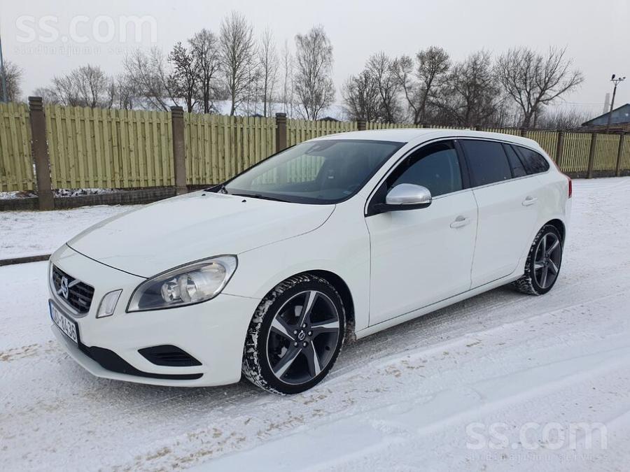 Balts Volvo V60 2013 Daugavpils, ar dzinēja tilpumu 2.00 L un nobraukumu 0 tūkst. km par 6250 €, foto 5 vietnē AUTOMOTO.COM.LV