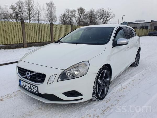 Balts Volvo V60 2013 Daugavpils, ar dzinēja tilpumu 2.00 L un nobraukumu 0 tūkst. km par 6250 €, foto 6 vietnē AUTOMOTO.COM.LV