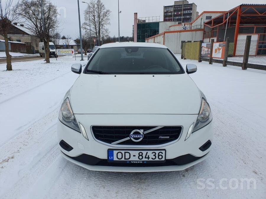 Balts Volvo V60 2013 Daugavpils, ar dzinēja tilpumu 2.00 L un nobraukumu 0 tūkst. km par 6250 €, foto 7 vietnē AUTOMOTO.COM.LV