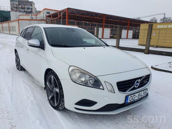 Balts Volvo V60 2013 Daugavpils, ar dzinēja tilpumu 2.00 L un nobraukumu 0 tūkst. km par 6250 €, foto 8 vietnē AUTOMOTO.COM.LV