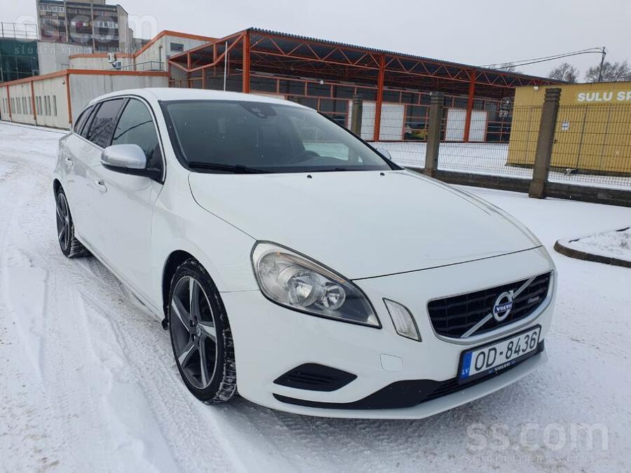 Balts Volvo V60 2013 Daugavpils, ar dzinēja tilpumu 2.00 L un nobraukumu 0 tūkst. km par 6250 €, foto 8 vietnē AUTOMOTO.COM.LV