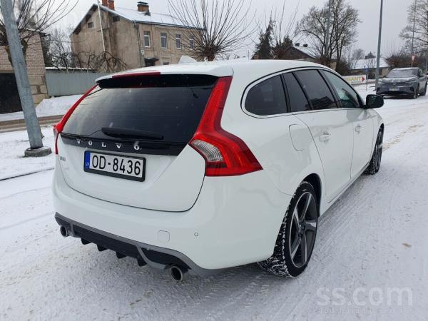 Balts Volvo V60 2013 Daugavpils, ar dzinēja tilpumu 2.00 L un nobraukumu 0 tūkst. km par 6250 €, foto 9 vietnē AUTOMOTO.COM.LV