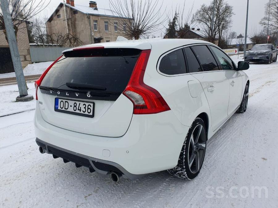 Balts Volvo V60 2013 Daugavpils, ar dzinēja tilpumu 2.00 L un nobraukumu 0 tūkst. km par 6250 €, foto 9 vietnē AUTOMOTO.COM.LV