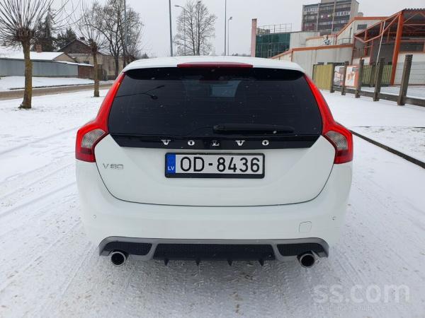 Balts Volvo V60 2013 Daugavpils, ar dzinēja tilpumu 2.00 L un nobraukumu 0 tūkst. km par 6250 €, foto 10 vietnē AUTOMOTO.COM.LV