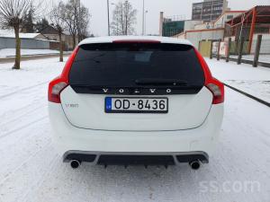 Balts Volvo V60 2013 Daugavpils, ar dzinēja tilpumu 2.00 L un nobraukumu 0 tūkst. km par 6250 €, foto 10 vietnē AUTOMOTO.COM.LV