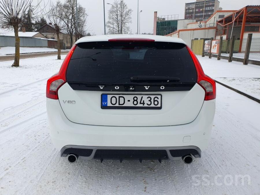 Balts Volvo V60 2013 Daugavpils, ar dzinēja tilpumu 2.00 L un nobraukumu 0 tūkst. km par 6250 €, foto 10 vietnē AUTOMOTO.COM.LV