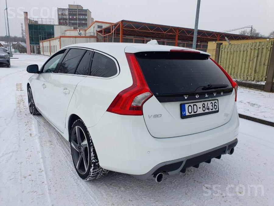 Balts Volvo V60 2013 Daugavpils, ar dzinēja tilpumu 2.00 L un nobraukumu 0 tūkst. km par 6250 €, foto 11 vietnē AUTOMOTO.COM.LV
