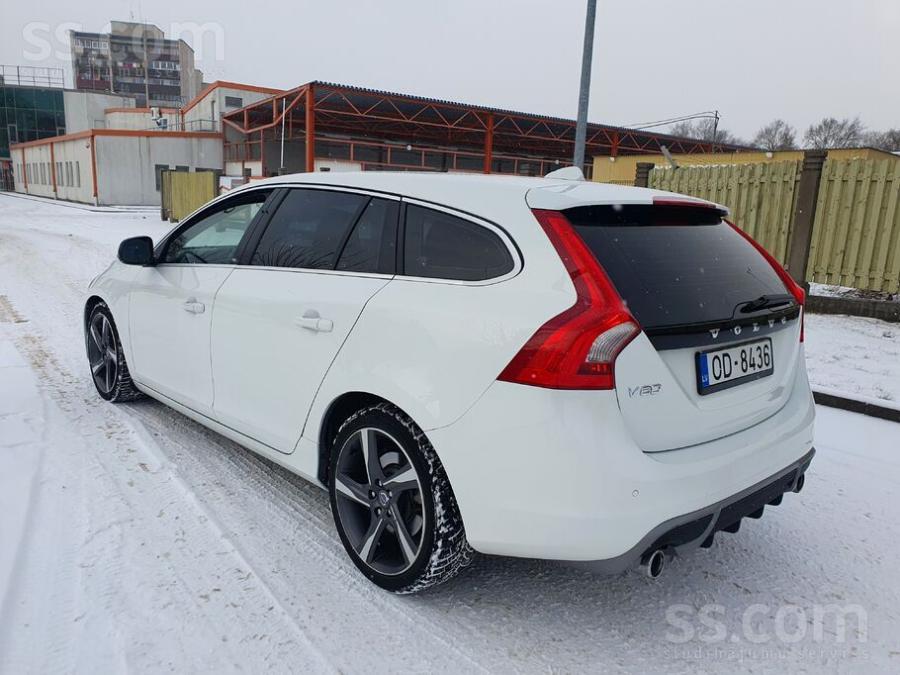 Balts Volvo V60 2013 Daugavpils, ar dzinēja tilpumu 2.00 L un nobraukumu 0 tūkst. km par 6250 €, foto 12 vietnē AUTOMOTO.COM.LV