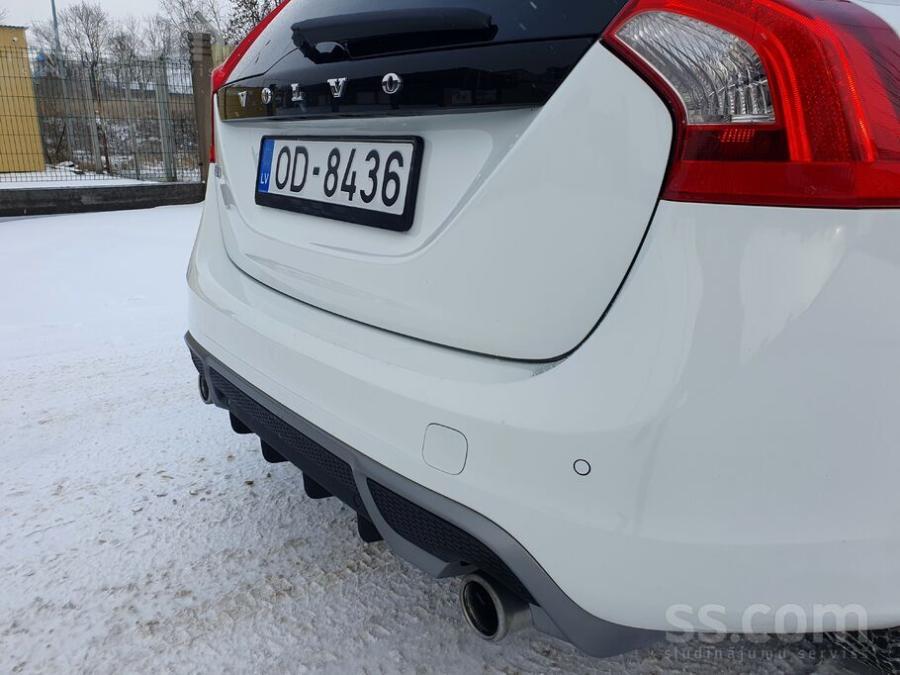 Balts Volvo V60 2013 Daugavpils, ar dzinēja tilpumu 2.00 L un nobraukumu 0 tūkst. km par 6250 €, foto 14 vietnē AUTOMOTO.COM.LV