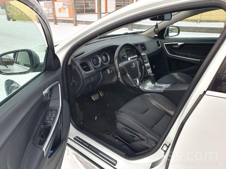 Balts Volvo V60 2013 Daugavpils, ar dzinēja tilpumu 2.00 L un nobraukumu 0 tūkst. km par 6250 €, foto 17 vietnē AUTOMOTO.COM.LV