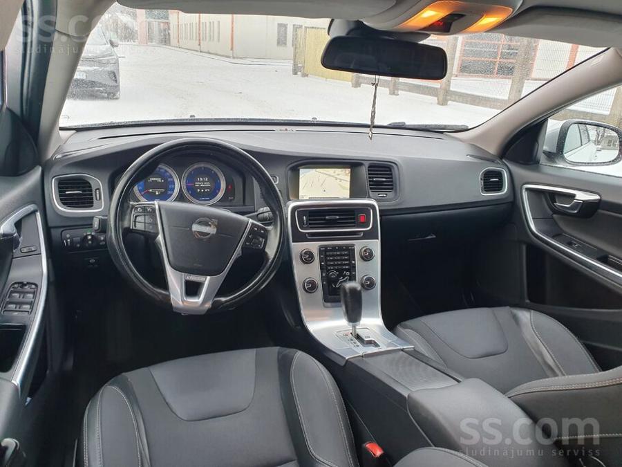 Balts Volvo V60 2013 Daugavpils, ar dzinēja tilpumu 2.00 L un nobraukumu 0 tūkst. km par 6250 €, foto 18 vietnē AUTOMOTO.COM.LV
