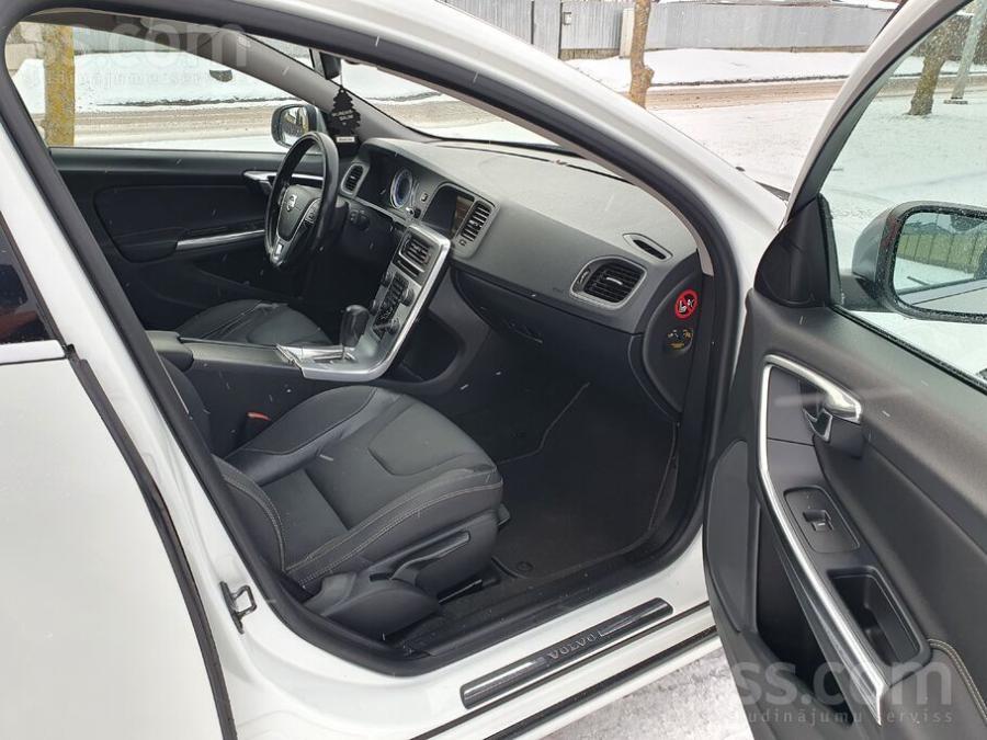 Balts Volvo V60 2013 Daugavpils, ar dzinēja tilpumu 2.00 L un nobraukumu 0 tūkst. km par 6250 €, foto 19 vietnē AUTOMOTO.COM.LV