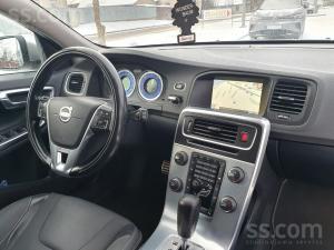 Balts Volvo V60 2013 Daugavpils, ar dzinēja tilpumu 2.00 L un nobraukumu 0 tūkst. km par 6250 €, foto 21 vietnē AUTOMOTO.COM.LV
