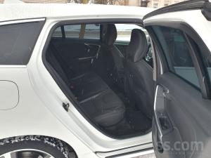 Balts Volvo V60 2013 Daugavpils, ar dzinēja tilpumu 2.00 L un nobraukumu 0 tūkst. km par 6250 €, foto 25 vietnē AUTOMOTO.COM.LV