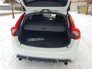 Balts Volvo V60 2013 Daugavpils, ar dzinēja tilpumu 2.00 L un nobraukumu 0 tūkst. km par 6250 €, foto 27 vietnē AUTOMOTO.COM.LV