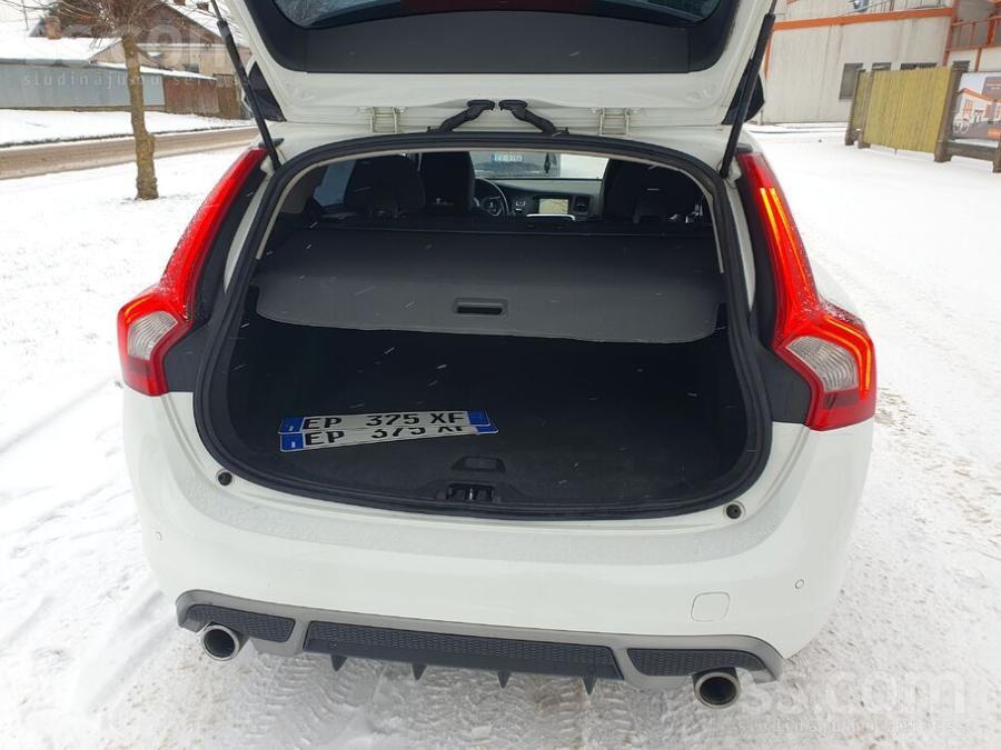 Balts Volvo V60 2013 Daugavpils, ar dzinēja tilpumu 2.00 L un nobraukumu 0 tūkst. km par 6250 €, foto 27 vietnē AUTOMOTO.COM.LV