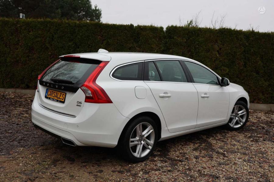 White Volvo V60 2013 in Alytus, with an engine capacity of 2.40 L and mileage of 251 thousand km for 7500 €, photo 4 on AUTOMOTO.COM.LV