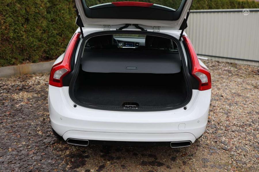 White Volvo V60 2013 in Alytus, with an engine capacity of 2.40 L and mileage of 251 thousand km for 7500 €, photo 5 on AUTOMOTO.COM.LV