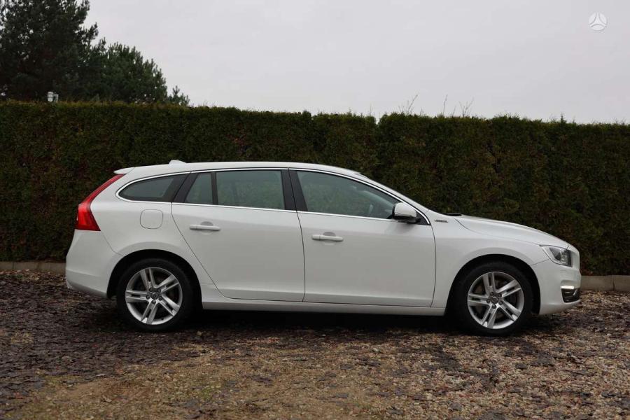 White Volvo V60 2013 in Alytus, with an engine capacity of 2.40 L and mileage of 251 thousand km for 7500 €, photo 6 on AUTOMOTO.COM.LV