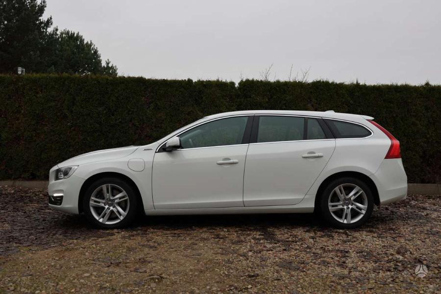 White Volvo V60 2013 in Alytus, with an engine capacity of 2.40 L and mileage of 251 thousand km for 7500 €, photo 7 on AUTOMOTO.COM.LV