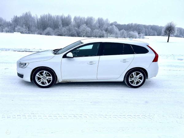 White Volvo V60 2013 in Kaunas, with an engine capacity of 1.98 L and mileage of 320 thousand km for 7350 €, photo 5 on AUTOMOTO.COM.LV