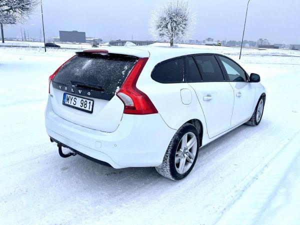 White Volvo V60 2013 in Kaunas, with an engine capacity of 1.98 L and mileage of 320 thousand km for 7350 €, photo 8 on AUTOMOTO.COM.LV