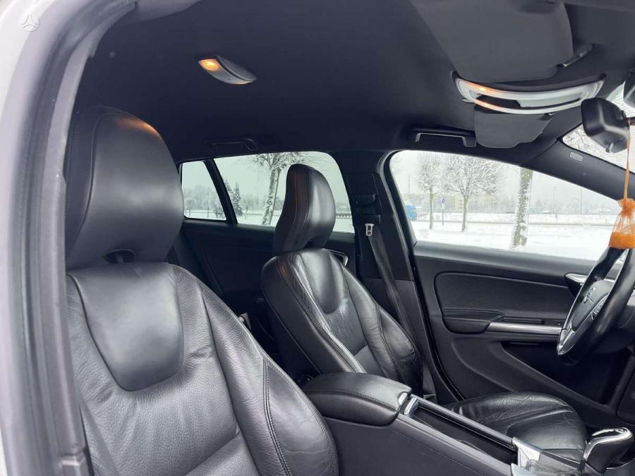 Balts Volvo V60 2013 Kauņa, ar dzinēja tilpumu 1.98 L un nobraukumu 320 tūkst. km par 7350 €, foto 18 vietnē AUTOMOTO.COM.LV