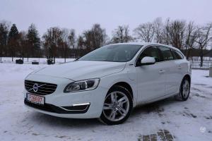 Balts Volvo V60 2013 Alīta, ar dzinēja tilpumu 2.40 L un nobraukumu 251 tūkst. km par 7500 €, foto  vietnē AUTOMOTO.COM.LV