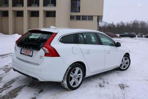 Balts Volvo V60 2013 Alīta, ar dzinēja tilpumu 2.40 L un nobraukumu 251 tūkst. km par 7500 €, foto 4 vietnē AUTOMOTO.COM.LV