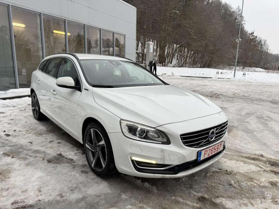 White Volvo V60 2013 in Alytus, with an engine capacity of 2.40 L and mileage of 289 thousand km for 5950 €, photo 2 on AUTOMOTO.COM.LV