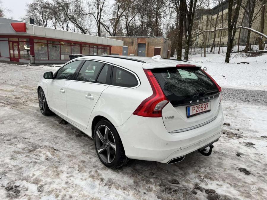 White Volvo V60 2013 in Alytus, with an engine capacity of 2.40 L and mileage of 289 thousand km for 5950 €, photo 3 on AUTOMOTO.COM.LV