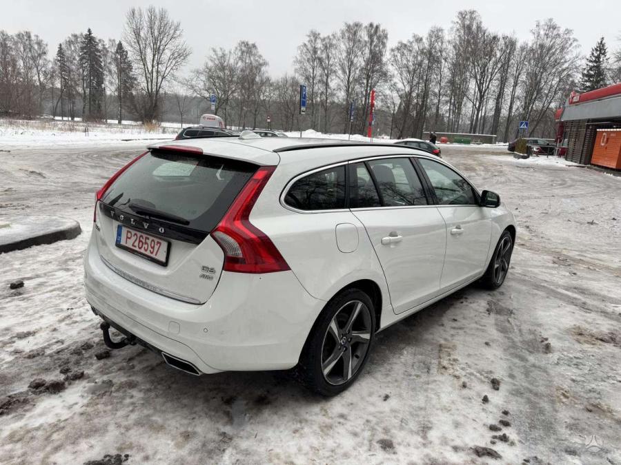 White Volvo V60 2013 in Alytus, with an engine capacity of 2.40 L and mileage of 289 thousand km for 5950 €, photo 4 on AUTOMOTO.COM.LV