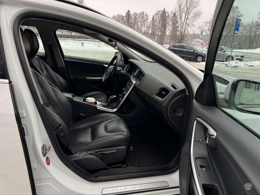 White Volvo V60 2013 in Alytus, with an engine capacity of 2.40 L and mileage of 289 thousand km for 5950 €, photo 9 on AUTOMOTO.COM.LV