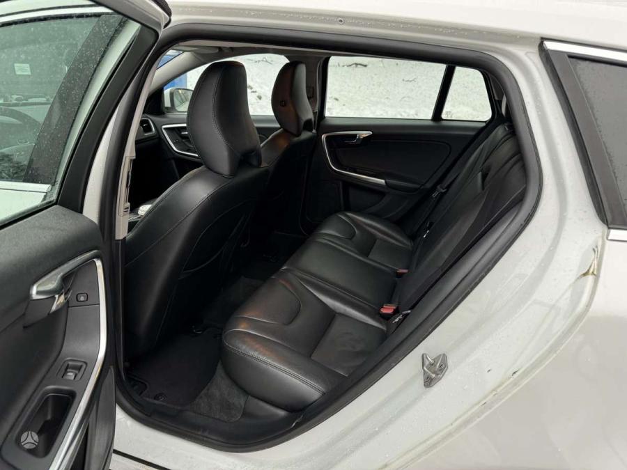 White Volvo V60 2013 in Alytus, with an engine capacity of 2.40 L and mileage of 289 thousand km for 5950 €, photo 10 on AUTOMOTO.COM.LV