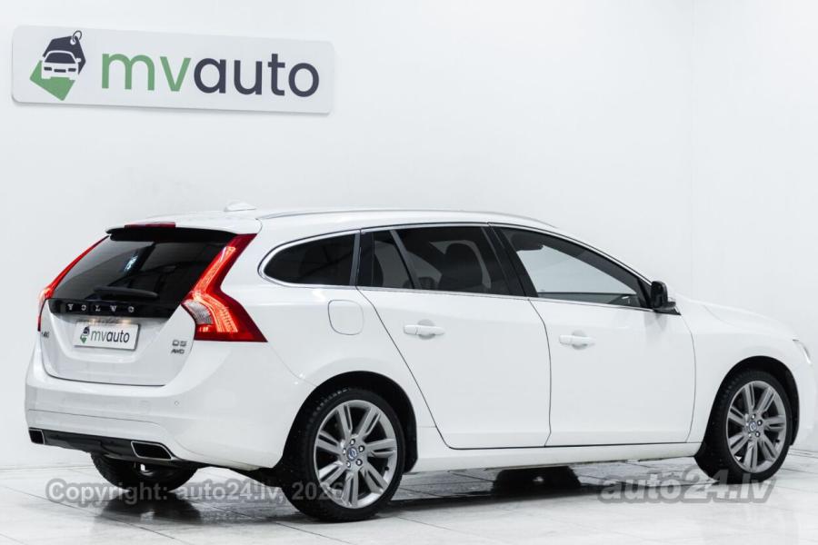 White Volvo V60 2013 in Tallinn, with an engine capacity of 2.40 L and mileage of 211 thousand km for 9990 €, photo 2 on AUTOMOTO.COM.LV