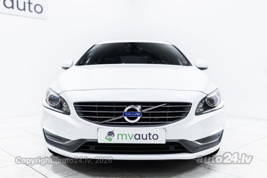 White Volvo V60 2013 in Tallinn, with an engine capacity of 2.40 L and mileage of 211 thousand km for 9990 €, photo 4 on AUTOMOTO.COM.LV