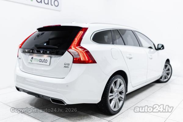 White Volvo V60 2013 in Tallinn, with an engine capacity of 2.40 L and mileage of 211 thousand km for 9990 €, photo 6 on AUTOMOTO.COM.LV