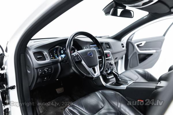White Volvo V60 2013 in Tallinn, with an engine capacity of 2.40 L and mileage of 211 thousand km for 9990 €, photo 11 on AUTOMOTO.COM.LV