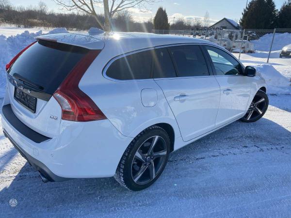 White Volvo V60 2013 in Siauliai, with an engine capacity of 2.00 L and mileage of 310 thousand km for 7650 €, photo 4 on AUTOMOTO.COM.LV