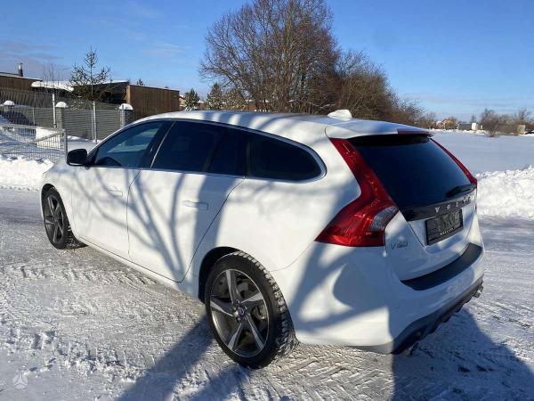 White Volvo V60 2013 in Siauliai, with an engine capacity of 2.00 L and mileage of 310 thousand km for 7650 €, photo 9 on AUTOMOTO.COM.LV