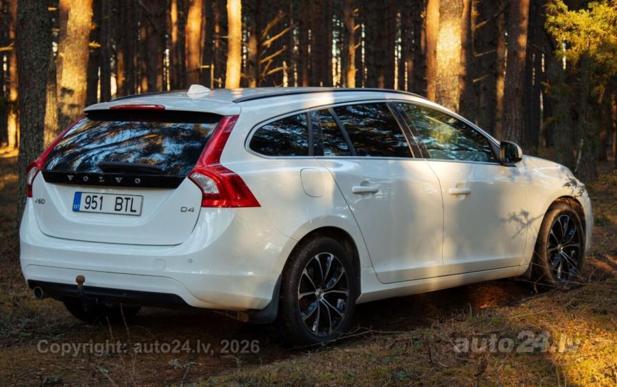 Balts Volvo V60 2013 Hāpsalu, ar dzinēja tilpumu 2.00 L un nobraukumu 281 tūkst. km par 9000 €, foto 4 vietnē AUTOMOTO.COM.LV