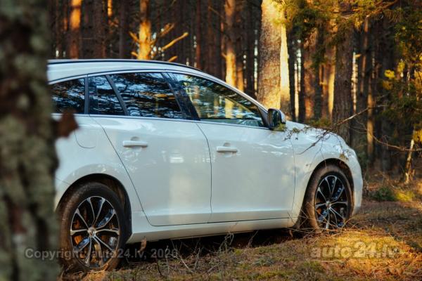 Balts Volvo V60 2013 Hāpsalu, ar dzinēja tilpumu 2.00 L un nobraukumu 281 tūkst. km par 9000 €, foto 7 vietnē AUTOMOTO.COM.LV