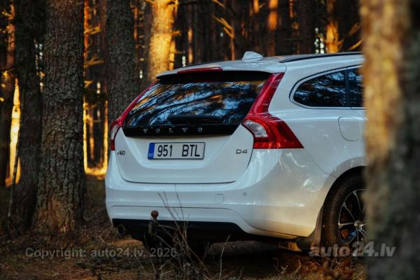 Balts Volvo V60 2013 Hāpsalu, ar dzinēja tilpumu 2.00 L un nobraukumu 281 tūkst. km par 9000 €, foto 9 vietnē AUTOMOTO.COM.LV