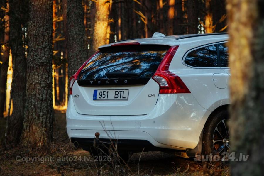 Balts Volvo V60 2013 Hāpsalu, ar dzinēja tilpumu 2.00 L un nobraukumu 281 tūkst. km par 9000 €, foto 9 vietnē AUTOMOTO.COM.LV